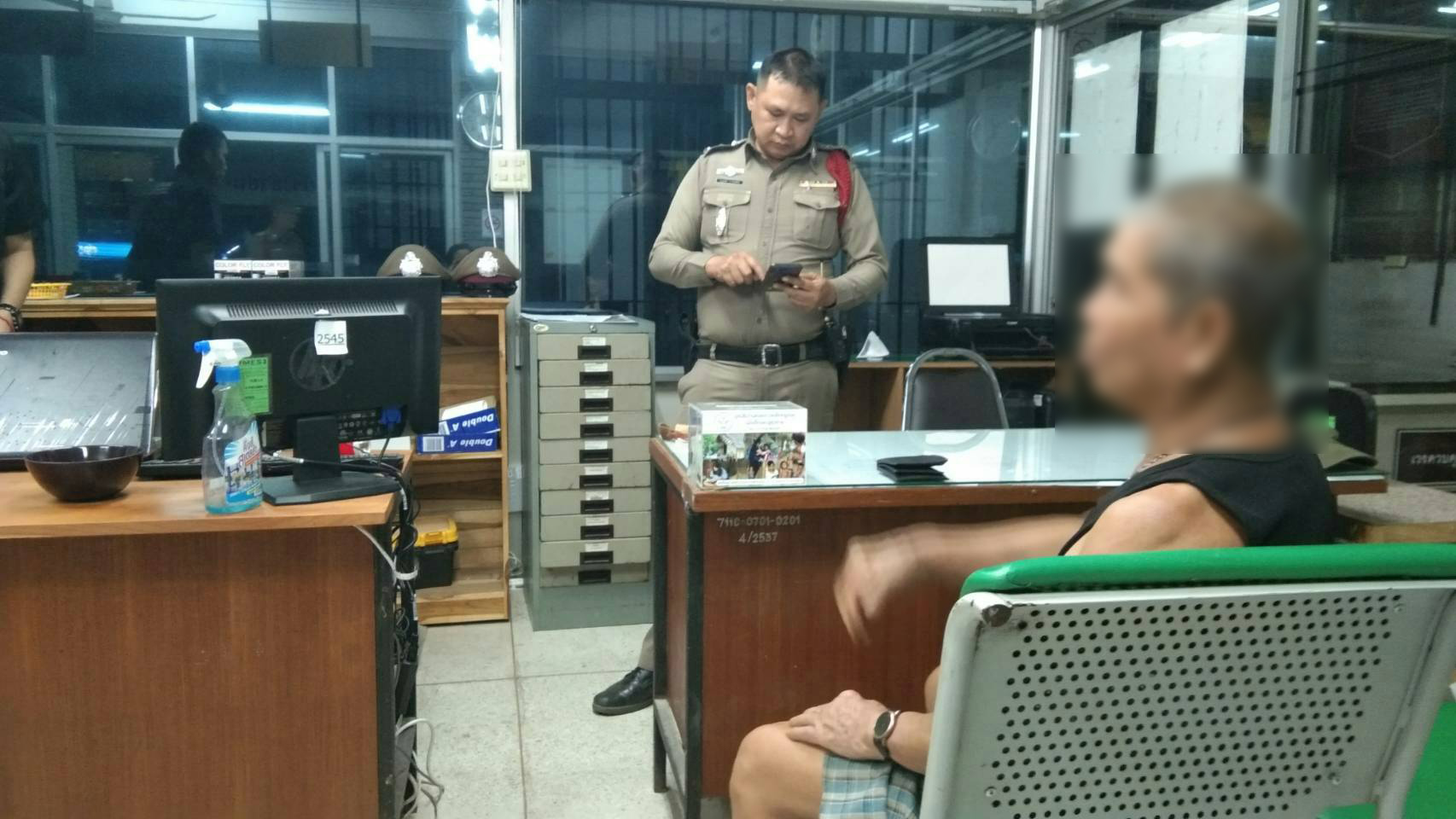 รวบแล้วมือยิงหนังสติ๊ก รบกวนชาวบ้าน หลังอาละวาดไล่ยิงใส่บ้านเรือนชาว ...