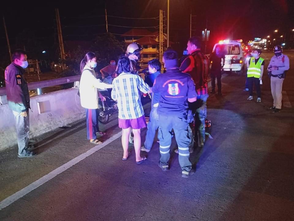 หนุ่มคลั่งจะกระโดดสะพานต่างระดับดอนจั่น จนท.เข้าพูดคุยเกลี้ยกล่อมสำเร็จ ...