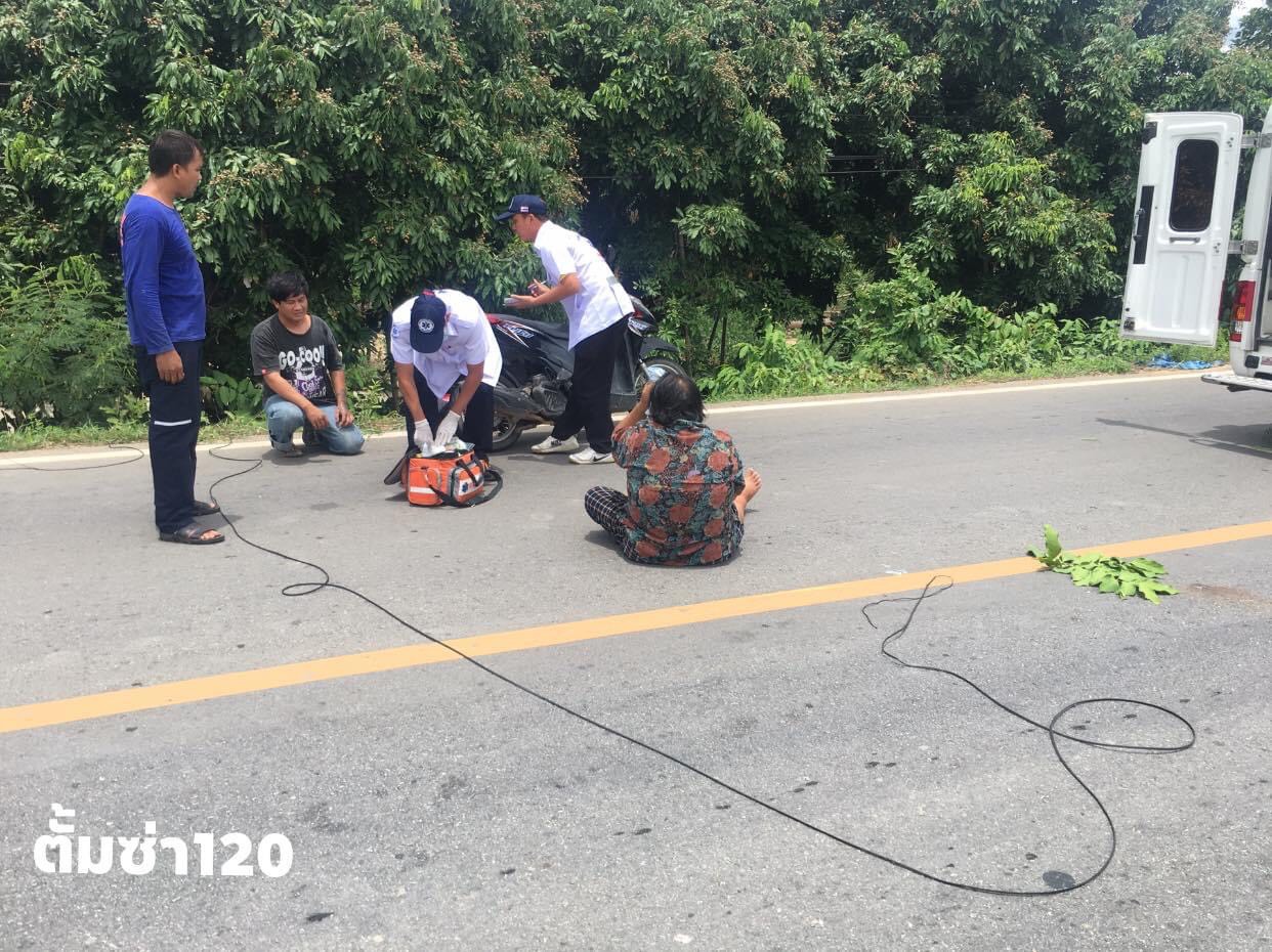 สุดซวย ! หนุ่มขับขี่ จ.ย.ย. แม่ซ้อนท้ายกลับจาก รพ. ถูกสายเน็ตเกี่ยวคอ ...