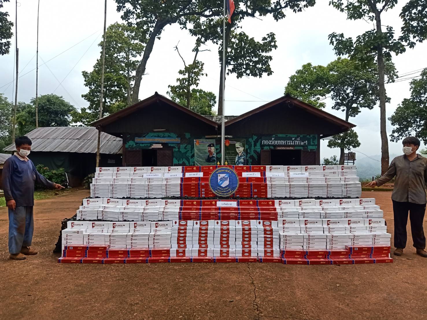 กองกำลังผาเมือง สกัดกั้นคาราวานแบกเป้ ลักลอบนำเข้าบุหรี่หนีภาษี พร้อม ...