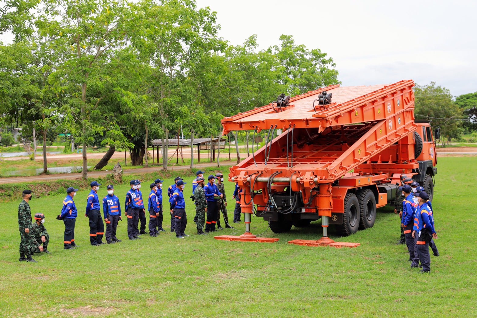 ผอ.สนภ.3 นทพ. ตรวจเยี่ยมการฝึกวางสะพานเครื่องหนุนมั่น Modular Fast ...