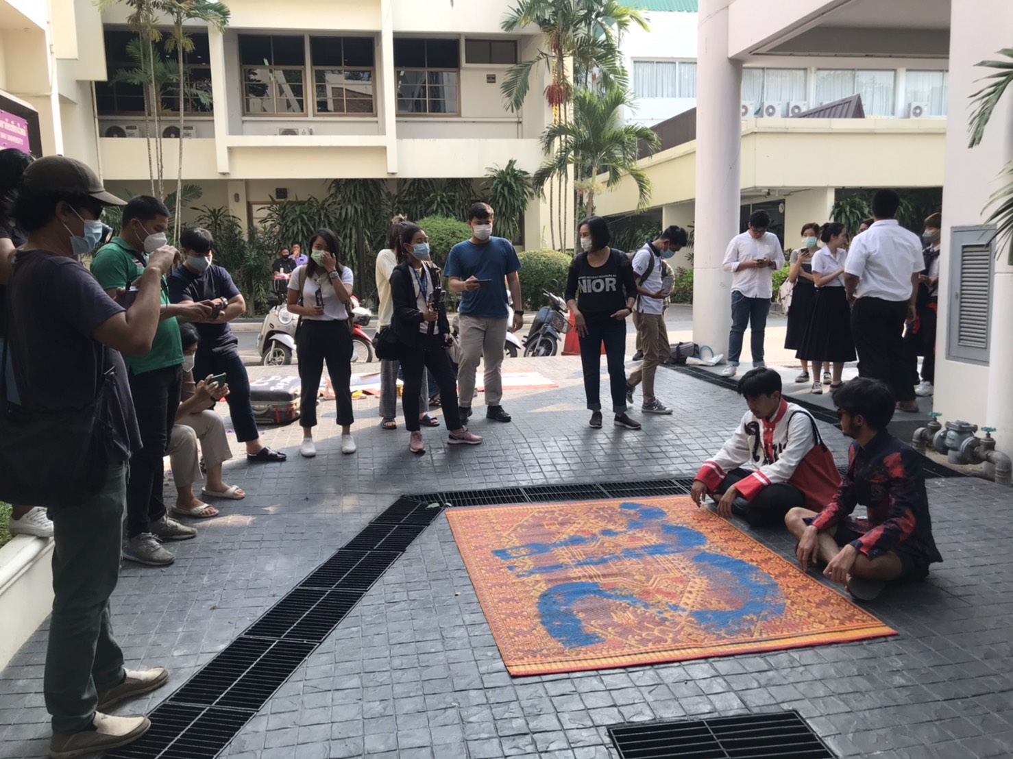 (มีคลิป) ด่วน!!! นศ.คณะวิจิตศิลป์ ที่ถูกยึดผลงาน รวมตัวชุมนุมข้างตึก ...