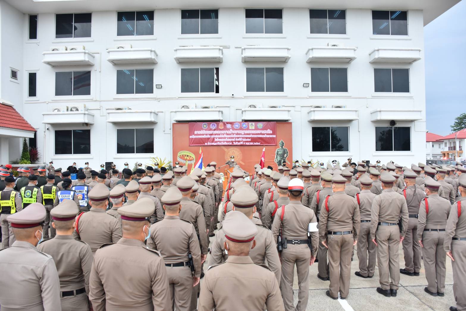 ตำรวจภูธรจังหวัดเชียงรายพร้อมปฏิบัติการกวาดล้างอาชญากรป้องกันภัยแก่ ...