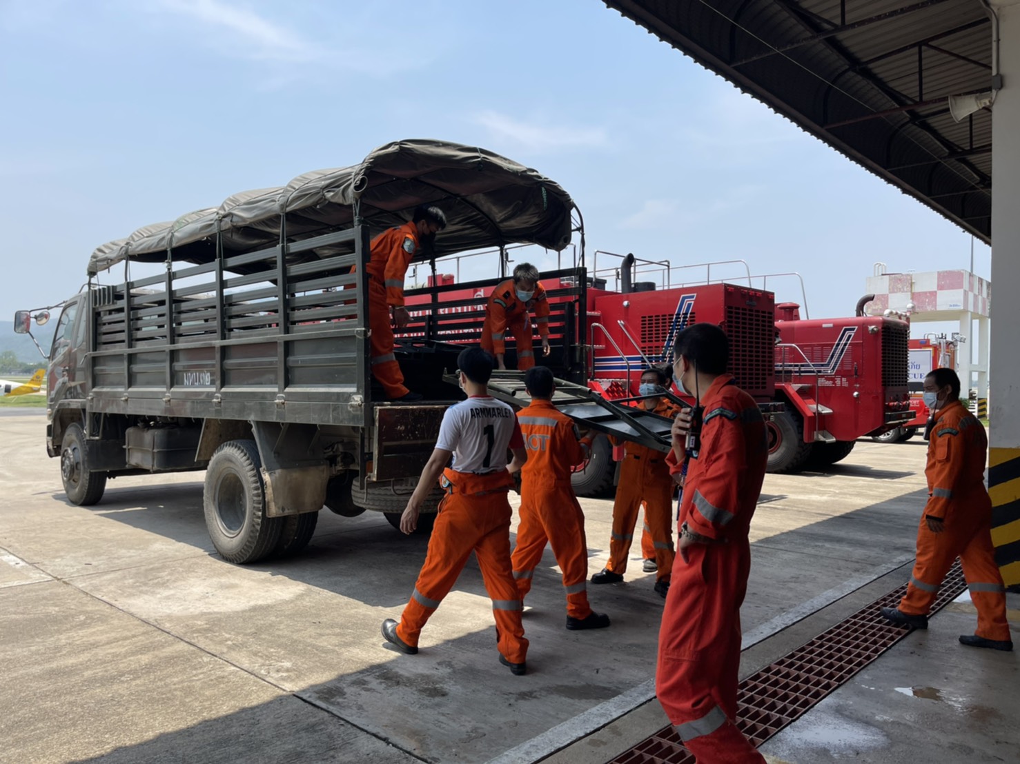 “ลำเลียงเตียง ให้จังหวัดใกล้เคียง เพียงเพื่อประชา อาสาสู้โควิด พิชิตไป ...