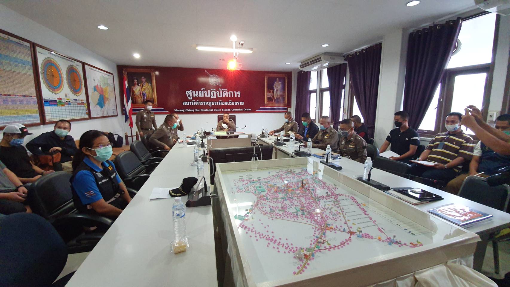 (มีคลิป) เชียงราย รอง ผบ.ตร.ประชุมทีมสืบสวนติดตามตัว 2 คนร้าย ควงปืนชิง ...