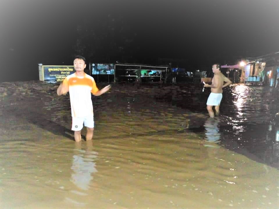 ทหารเข้าช่วยเหลือชาวบ้านน้ำป่าไหลหลากเข้าบ้านเรือนกลางดึก พื้นที่ดอย อ. ...