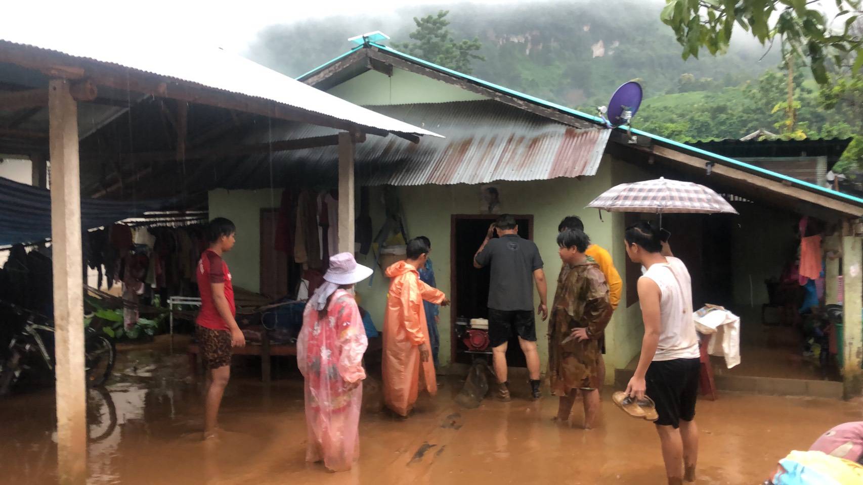 (มีคลิป) ผู้ว่าฯ ทหาร นำกำลังช่วยเหลือผู้ประสบภัย น้ำป่าดอยนางนอนทะลัก ...