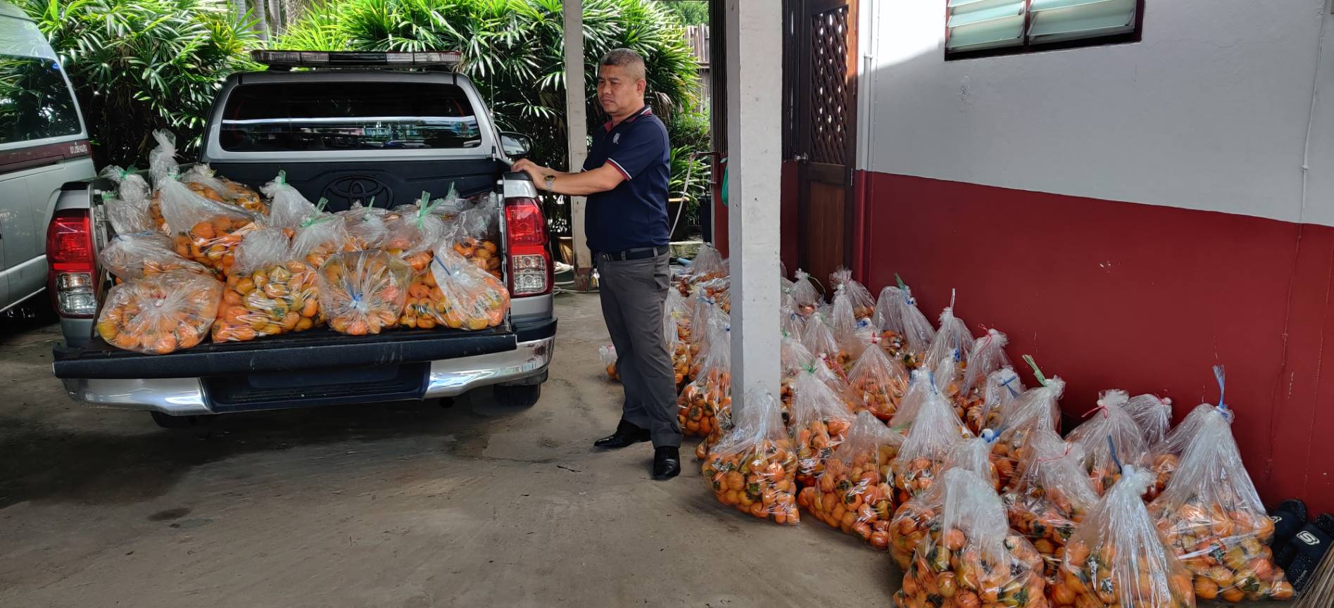 ผู้การเชียงราย ควักเงินซื้อลูกพลับสด 3 ตันจากเกษตรกร แจกจ่ายให้บุคลากร ...