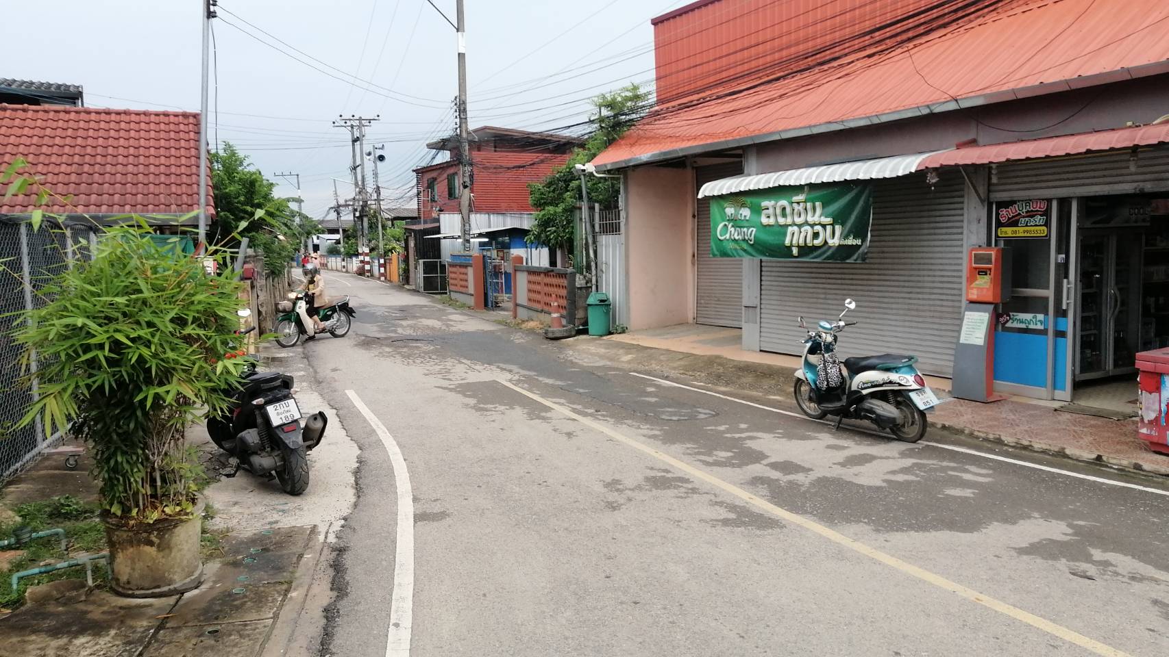 ชาวบ้านสุดทน! ถนนเป็นหลุมเป็นบ่อ กว่า 3 กม. ฝนตกน้ำท่วมขังหวั่นเกิด ...