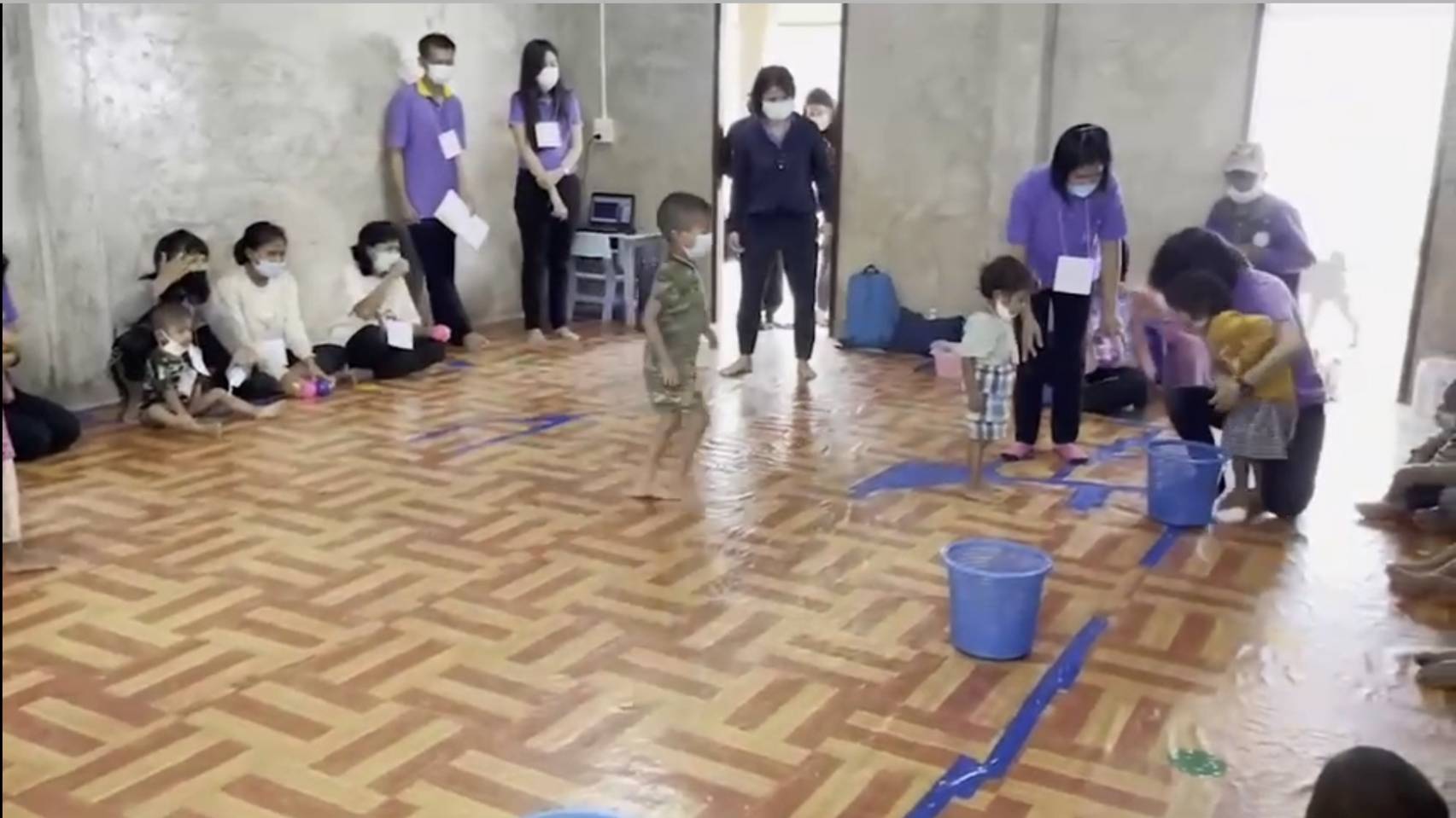 (มีคลิป) แห่ให้กำลังใจหมอขาลุย ลากรถขึ้นเขาตรวจพัฒนาการเด็กชนเผ่าตอง ...