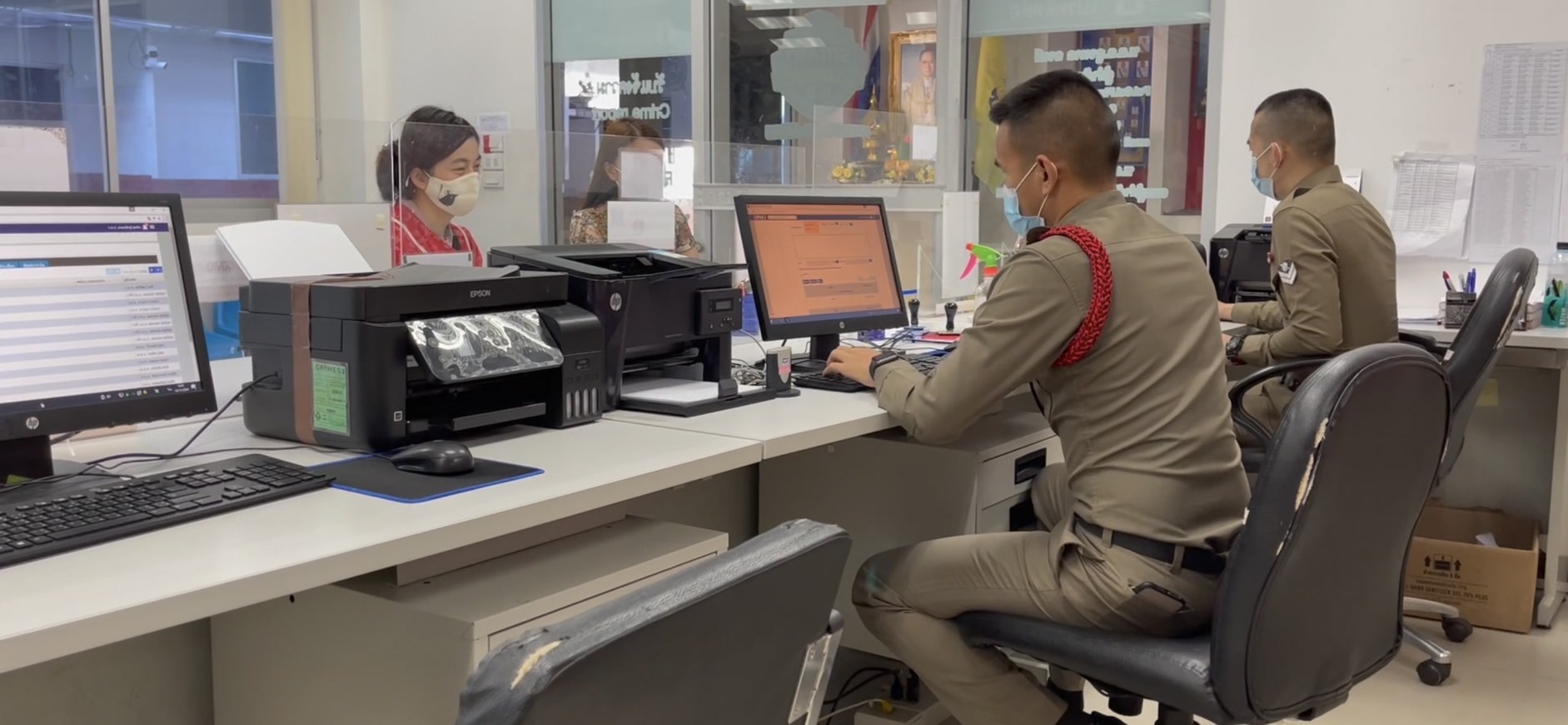 (มีคลิป) กลุ่มผู้เสียหายโครงการบ้านฝันสลายทยอยขึ้นโรงพัก นำหลักฐานแจ้ง ...