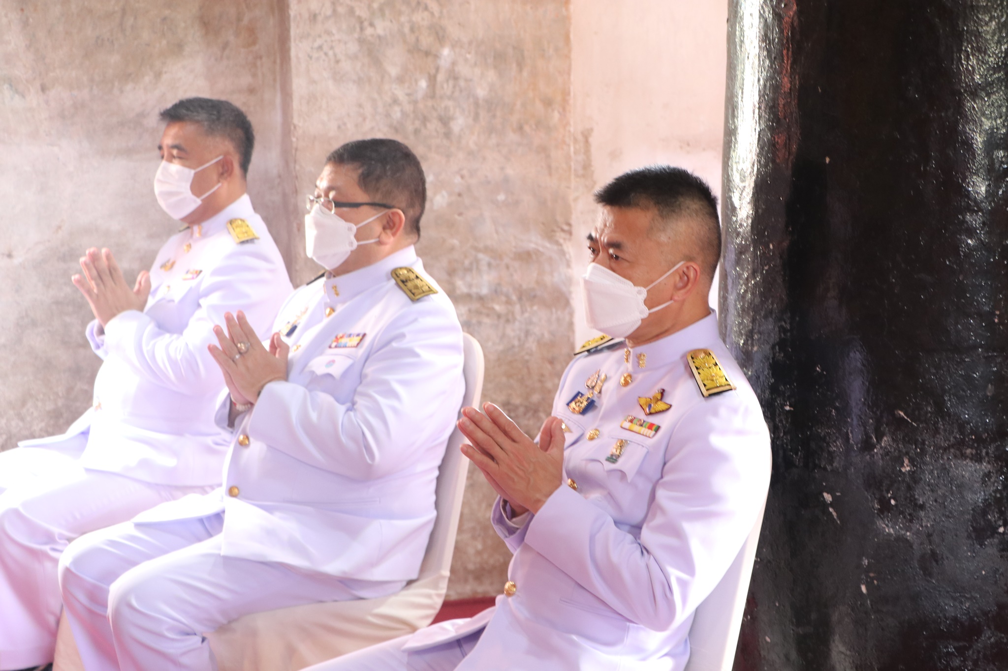 (มีคลิป) พระบาทสมเด็จพระเจ้าอยู่หัว โปรดเกล้าโปรดกระหม่อม พระราชทานผ้า ...