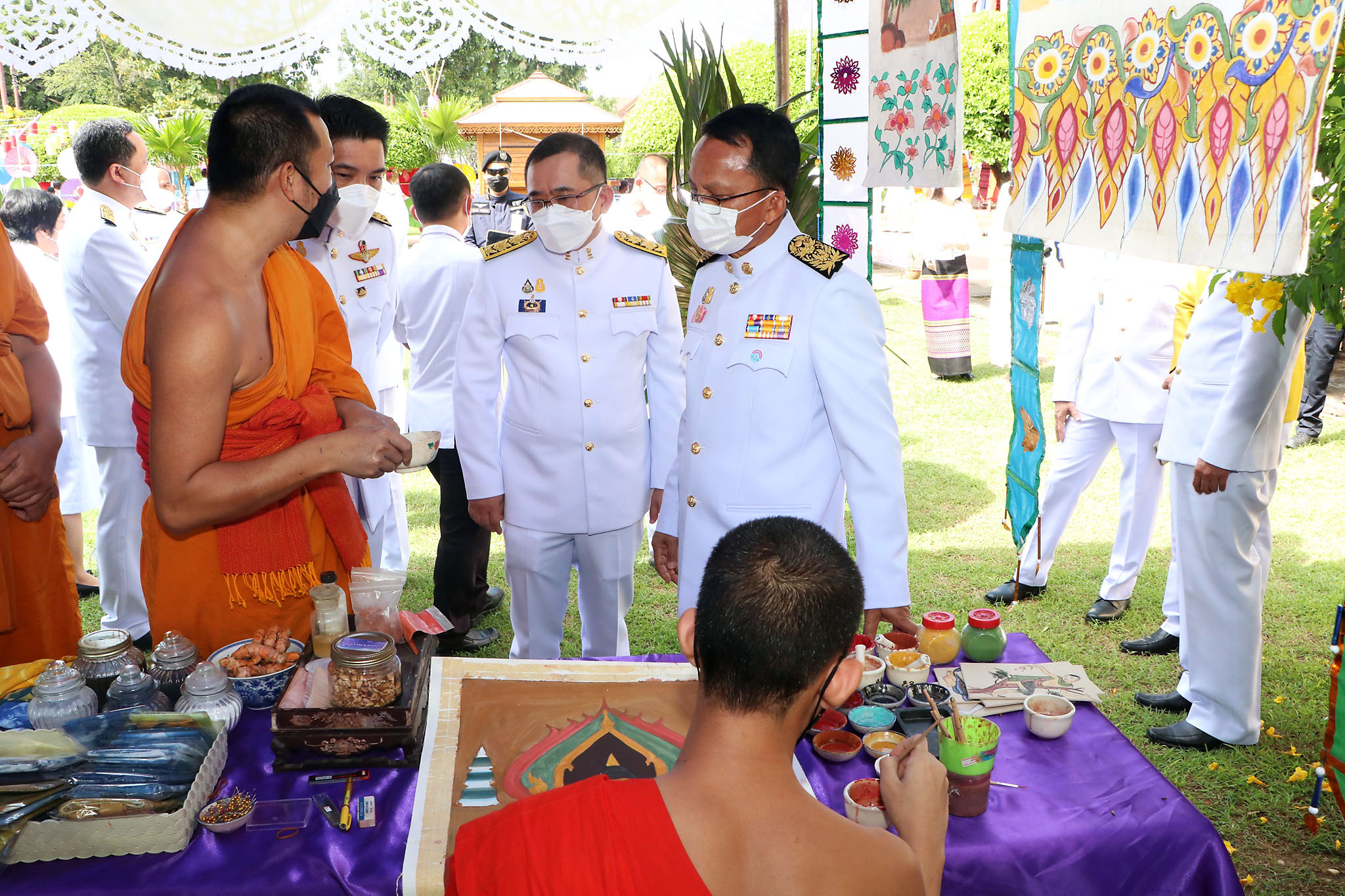 (มีคลิป) พระบาทสมเด็จพระเจ้าอยู่หัว โปรดเกล้าโปรดกระหม่อม พระราชทานผ้า ...