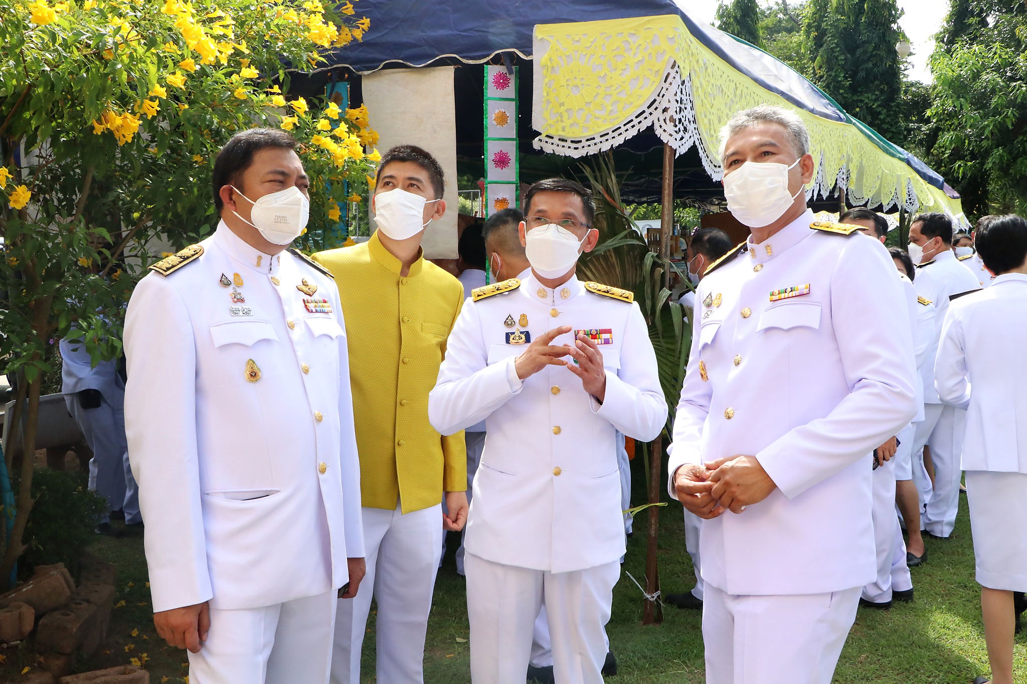 (มีคลิป) พระบาทสมเด็จพระเจ้าอยู่หัว โปรดเกล้าโปรดกระหม่อม พระราชทานผ้า ...