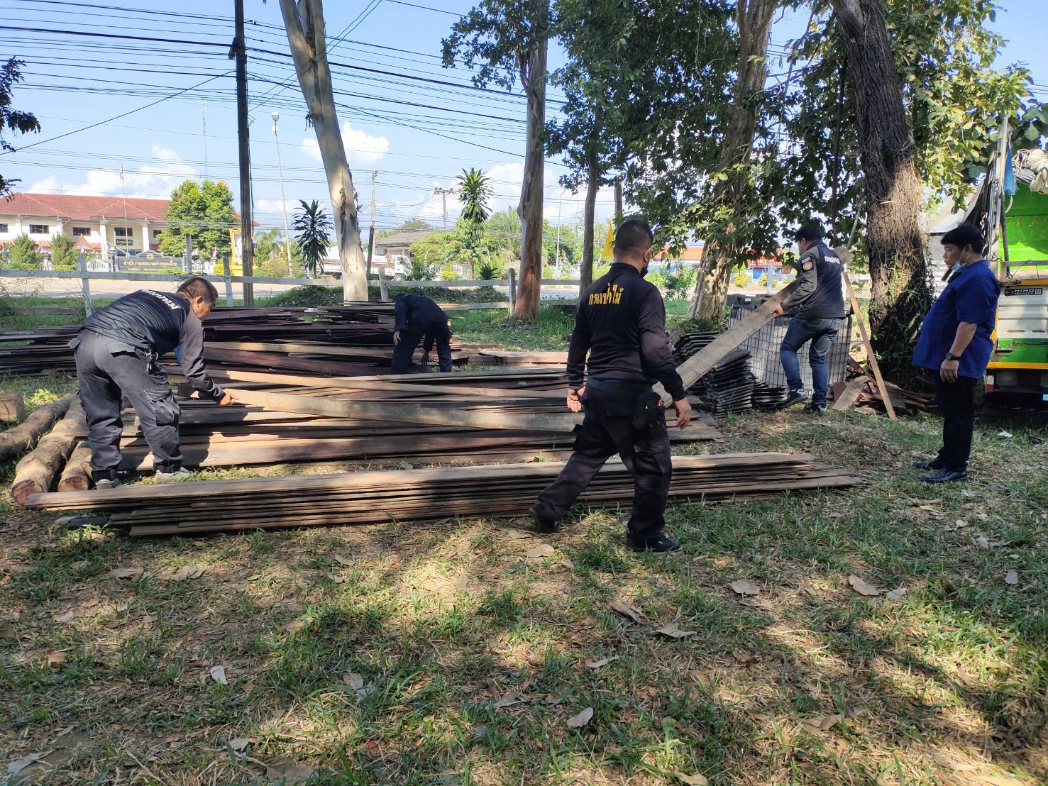 หน่วยป้องกันรักษาป่าที่พร.12 (แม่จั๊วะ) ร่วมกับ ตำรวจสภ.ห้วยไร่ ได้ทำ ...