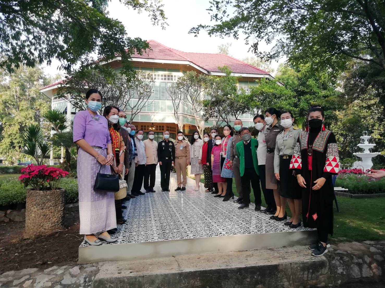 ผบ.มทบ.32 เปิดค่ายชวนชม “บ้านป่องนัก” พลับพลาที่ประทับ สถาปัตยกรรมอัน ...