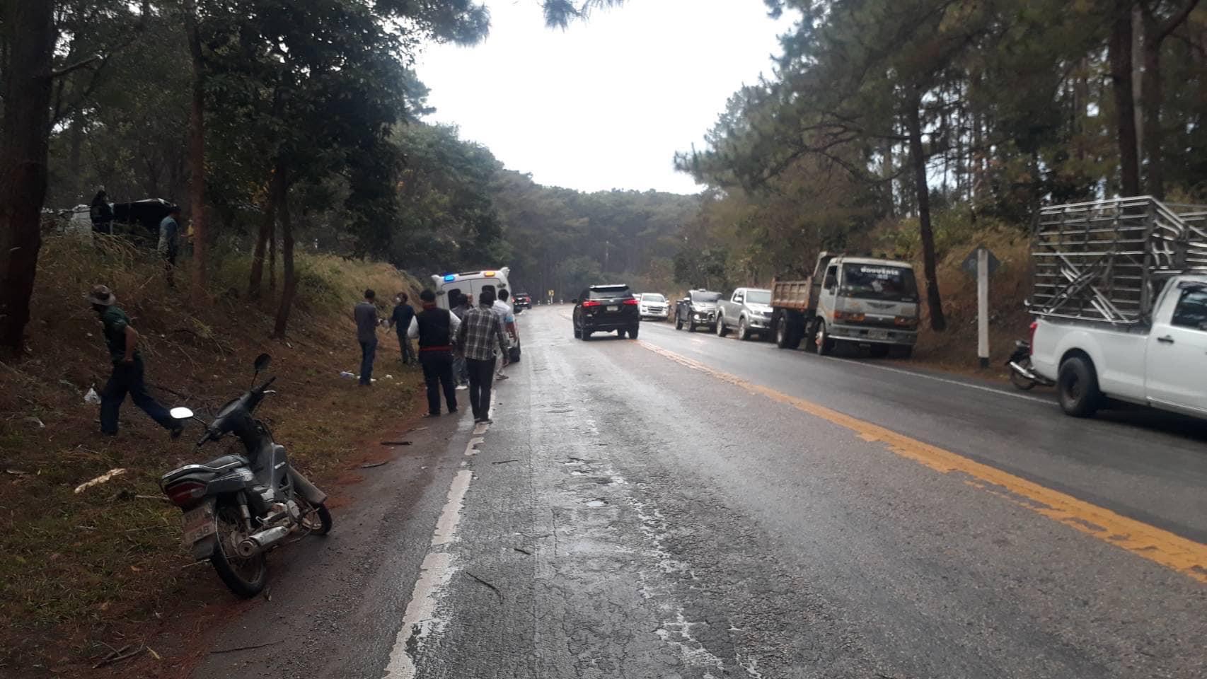 หนุ่มซิ่งกระบะ 4 ประตู ฝ่าสายฝนที่ตกปรอยๆ เกิดหลุดโค้งพุ่งขึ้นเนินชน ...