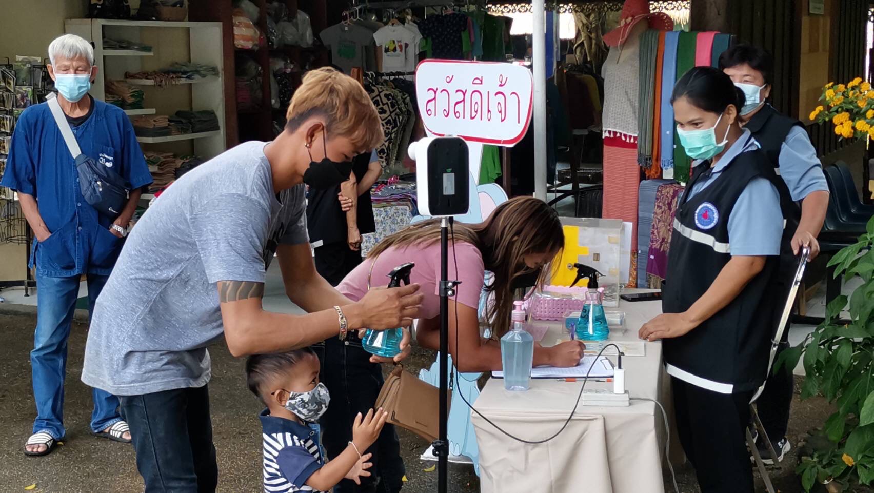 (มีคลิป) วันช้างไทย ปางช้างแม่สานำช้างน้อย 5 เชือกมากินเค้ก วันเกิดพัง ...