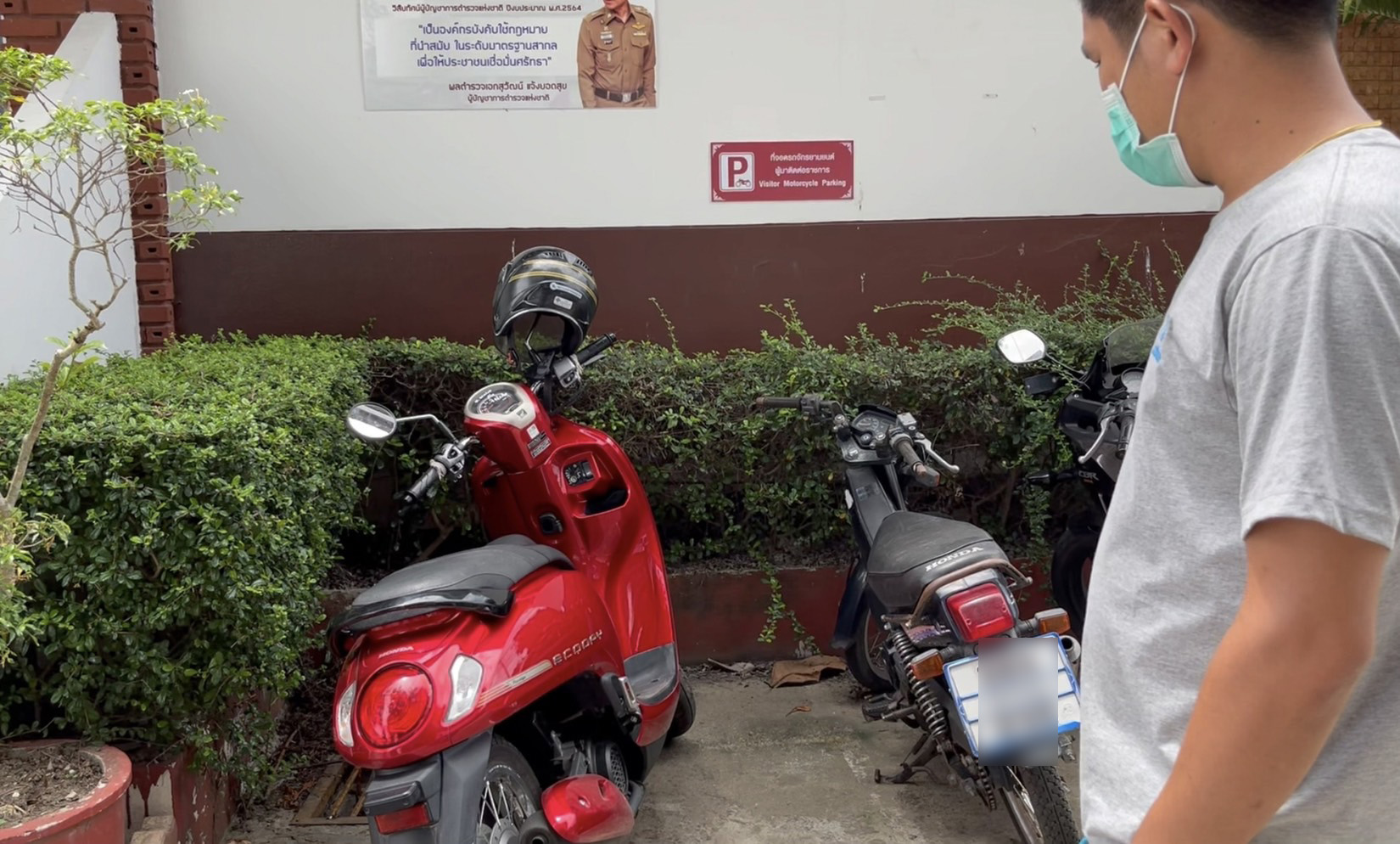 (มีคลิป) รวบตัวทันควัน สาวปั่นจักรยานฉกมอเตอร์ไซค์