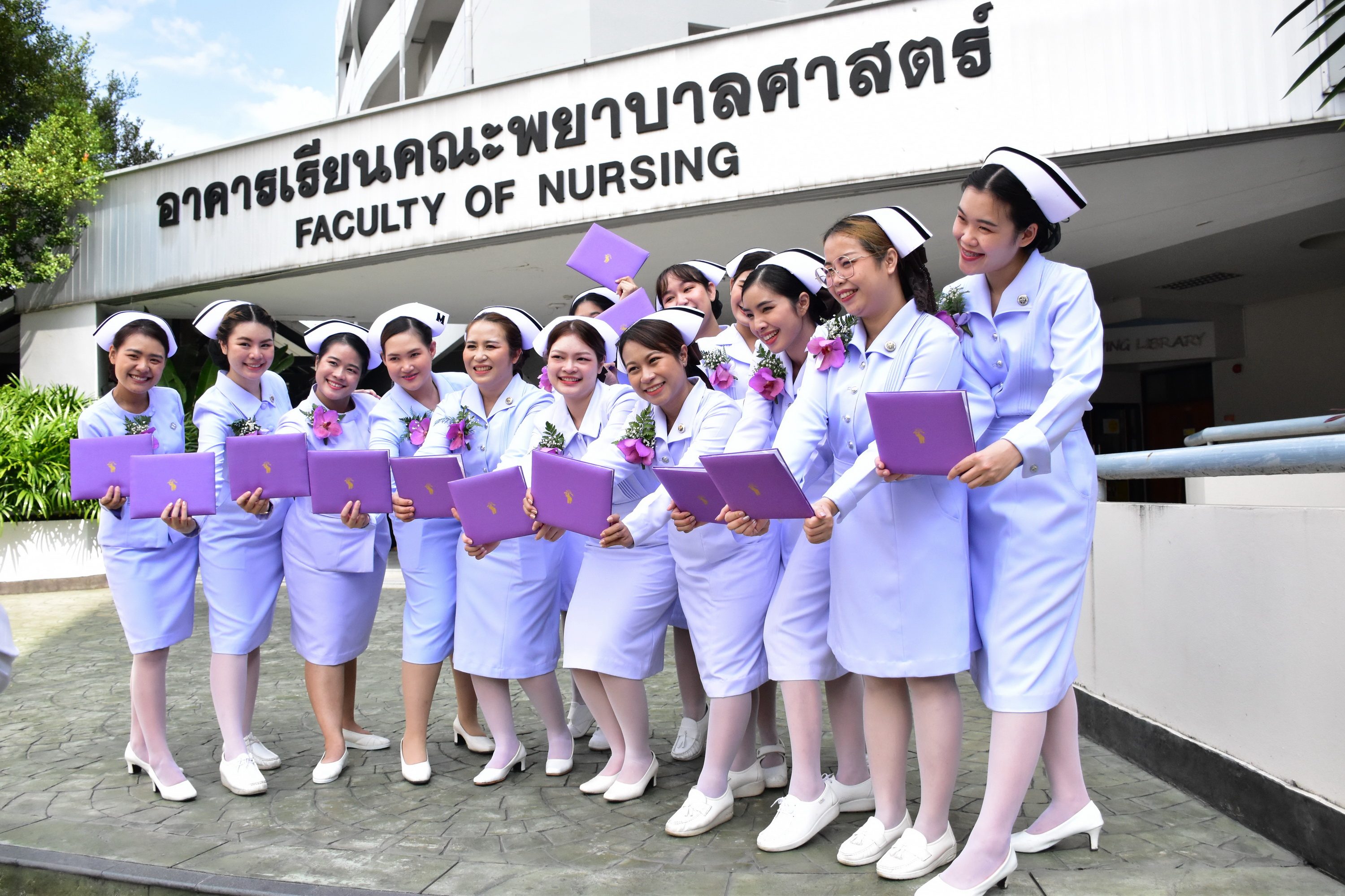 มช. มอบประกาศนียบัตรหลักสูตรการพยาบาล - Chiang Mai News