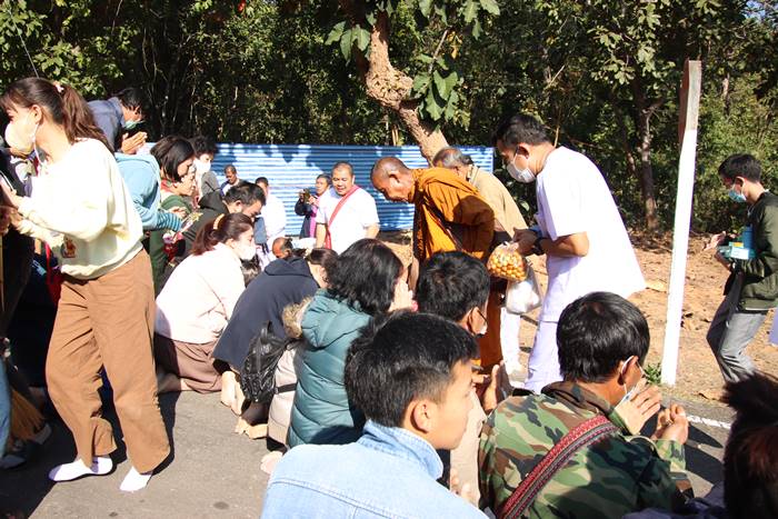 (มีคลิป) นั่งรอทำบุญกับหลวงตาบุญชื่นระยะทางยาวกว่า 10 กม.