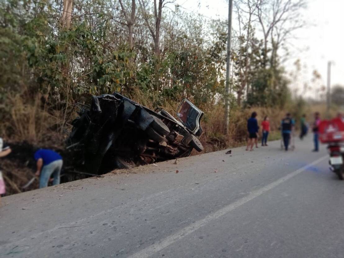 คนข บรถบรรท กยางมะตอยหล บในพล กคว ำ Chiang Mai News