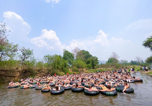 (มีคลิป) ล่องห่วงยางยังคงฮิต ติดกระแสตลอดซัมเมอร์นี้