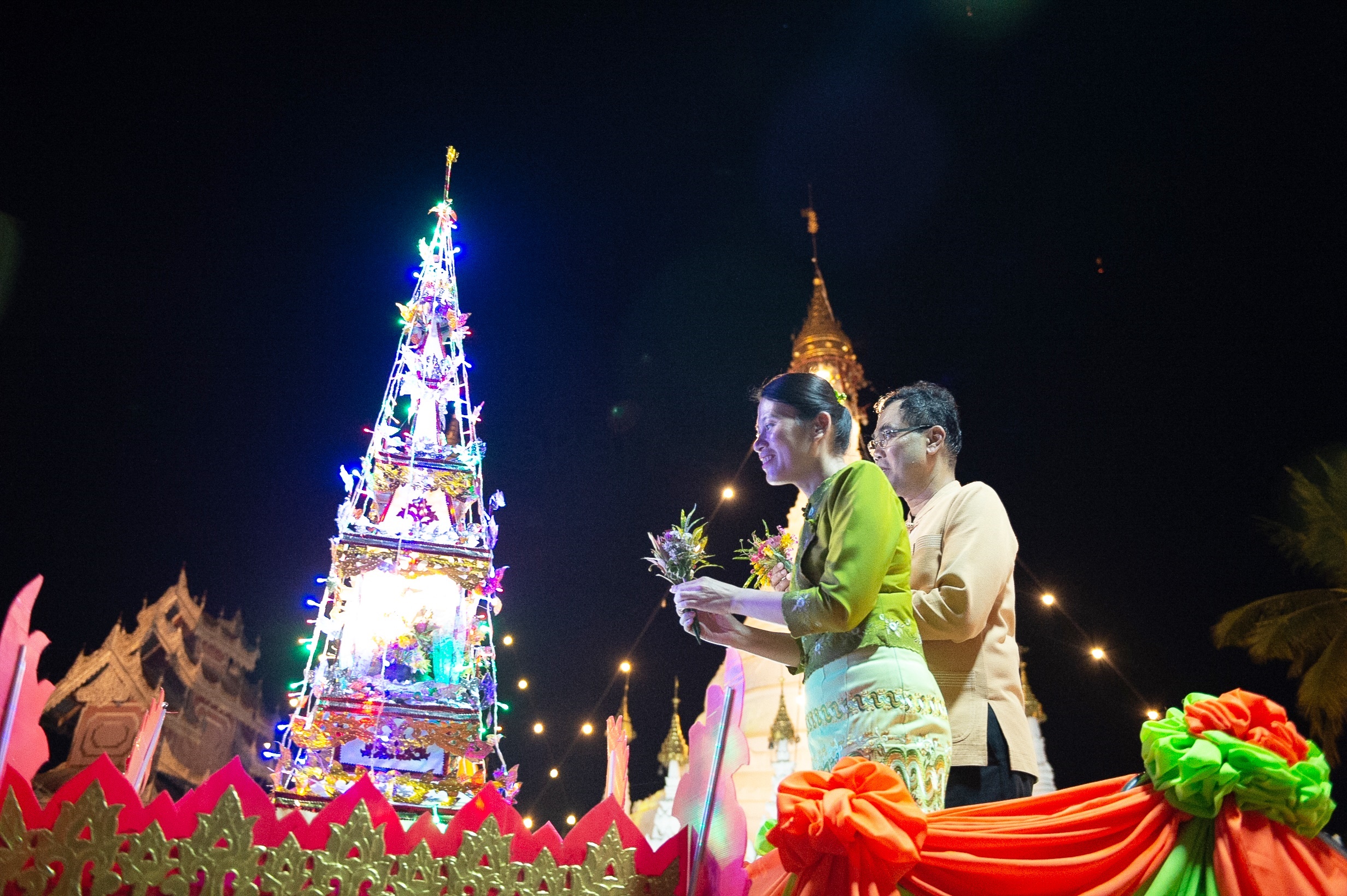 ผู้ว่าแม่ฮ่องสอน เป็นประธานนำขบวนผ้าส่างกาน เดินขึ้นพระธาตุดอยกองมู