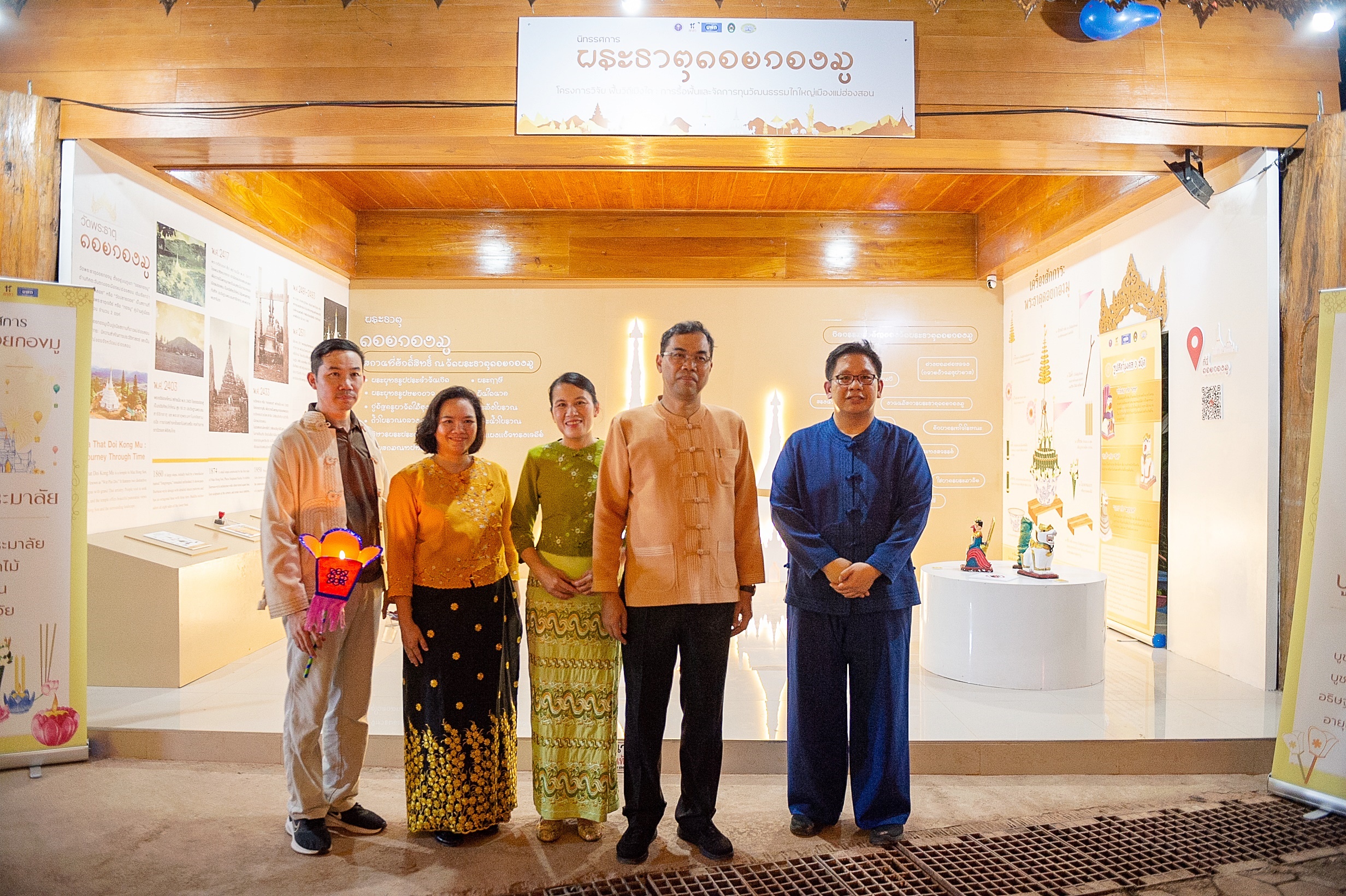 ผู้ว่าแม่ฮ่องสอน เป็นประธานนำขบวนผ้าส่างกาน เดินขึ้นพระธาตุดอยกองมู