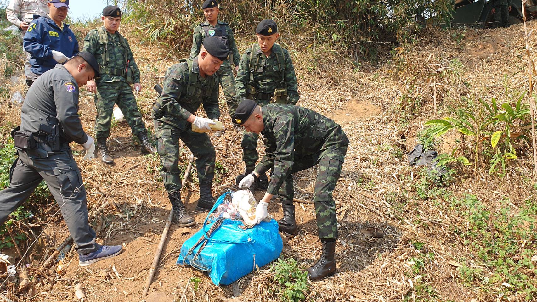 (มีคลิป) ทหารผาเมือง ปะทะ คาราวานยาเสพติดชายแดน ยึดยาบ้า 1.6 ล้านเม็ด