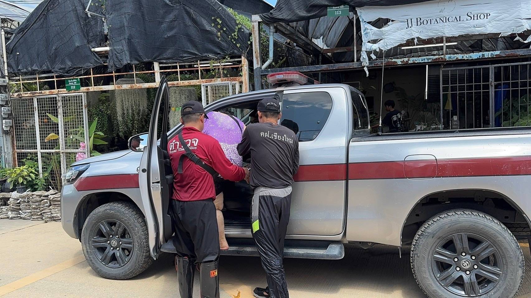 สภ.ช้างเผือก นำอาหารและน้ำดื่ม เข้าให้การช่วยเหลือผู้สูงอายุ ในชุมชนเจอิ่มบุญ - Chiang Mai News