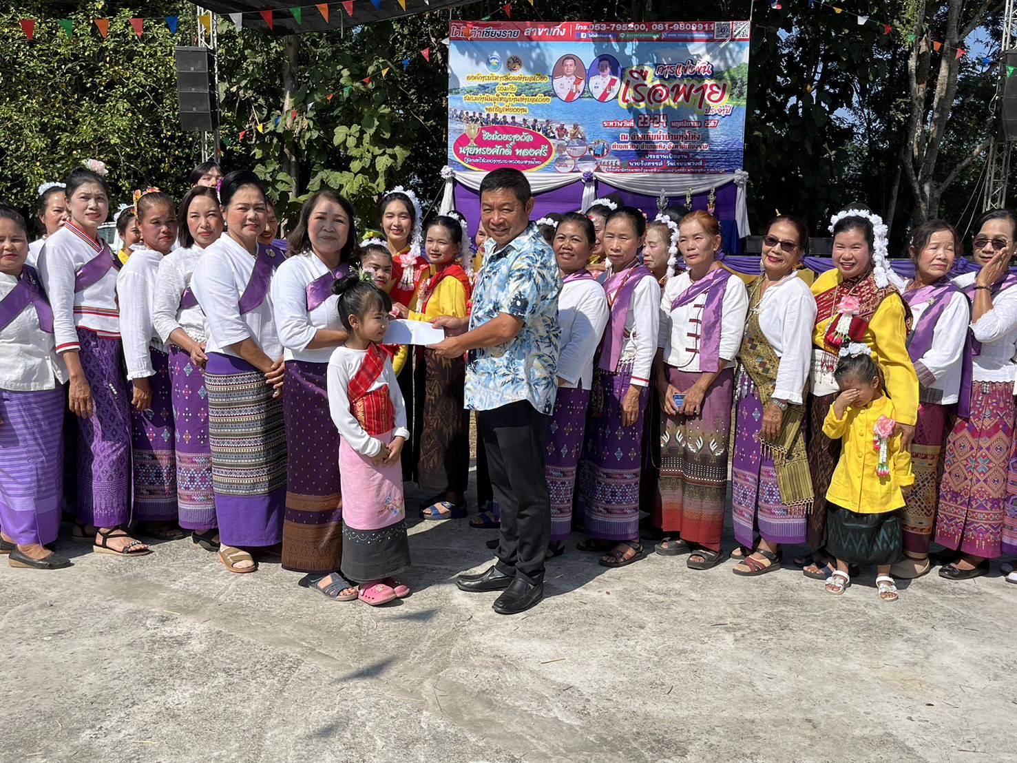 ช่างฟ้อนวัยละอ่อน! หนูน้อยวัย 4 ขวบ ร่วมฟ้อนเปิดงานแข่งเรือพาย อ.เทิง