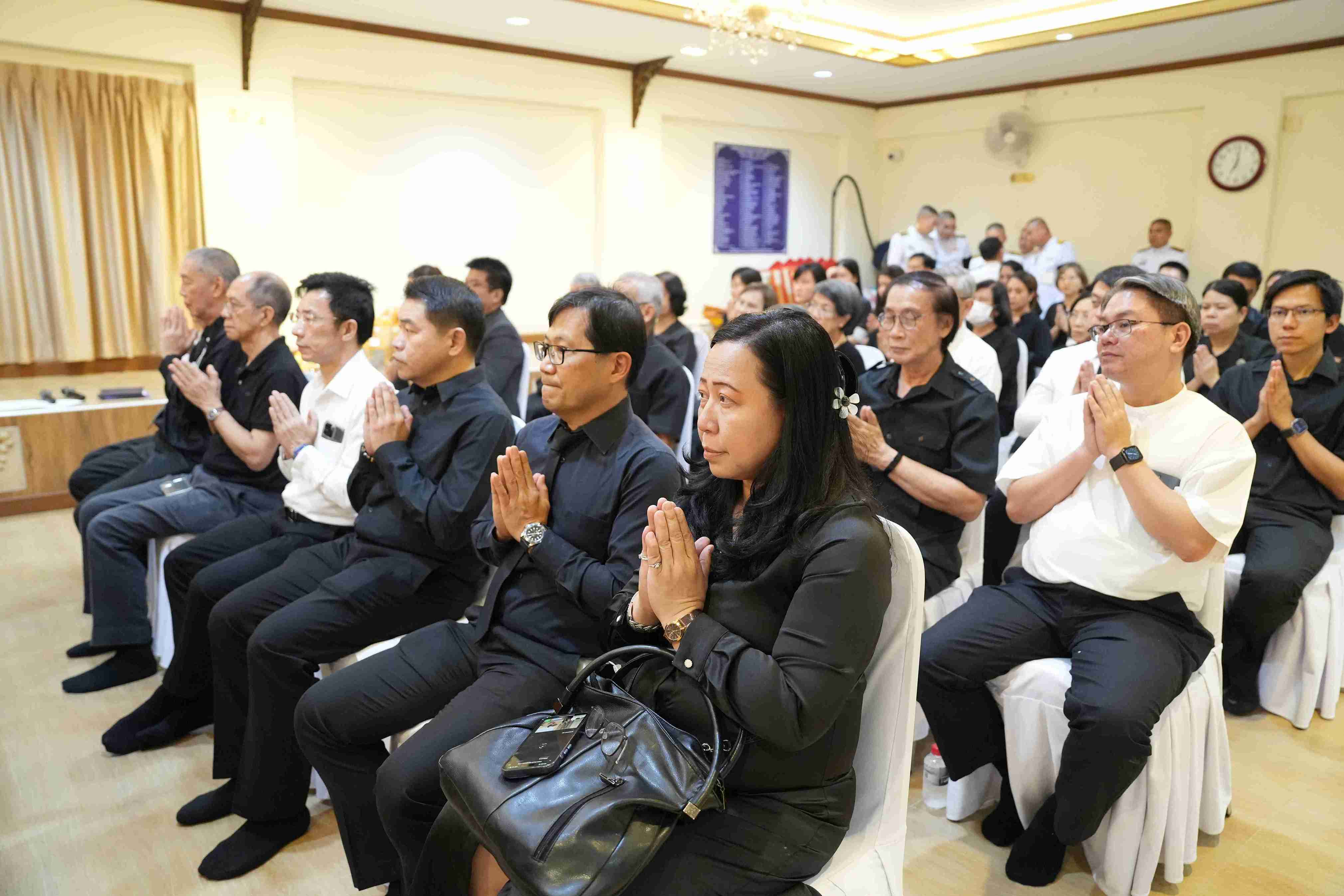 พระบาทสมเด็จพระเจ้าอยู่หัว ทรงพระกรุณาโปรดเกล้าโปรดกระหม่อม พระราชทาน ...